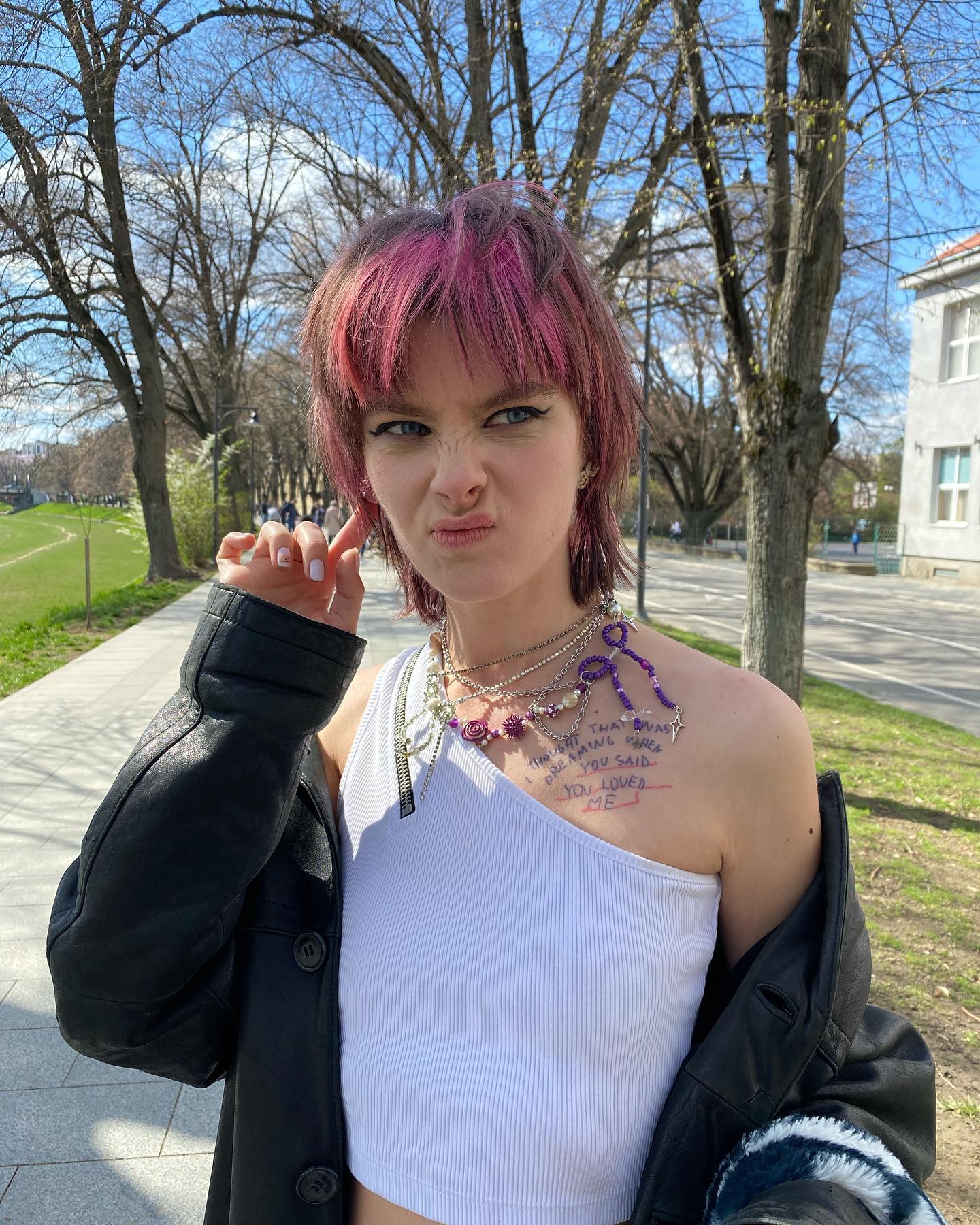 Introduce 'ARTIST Rebecca Mateydes' – UUUUU.